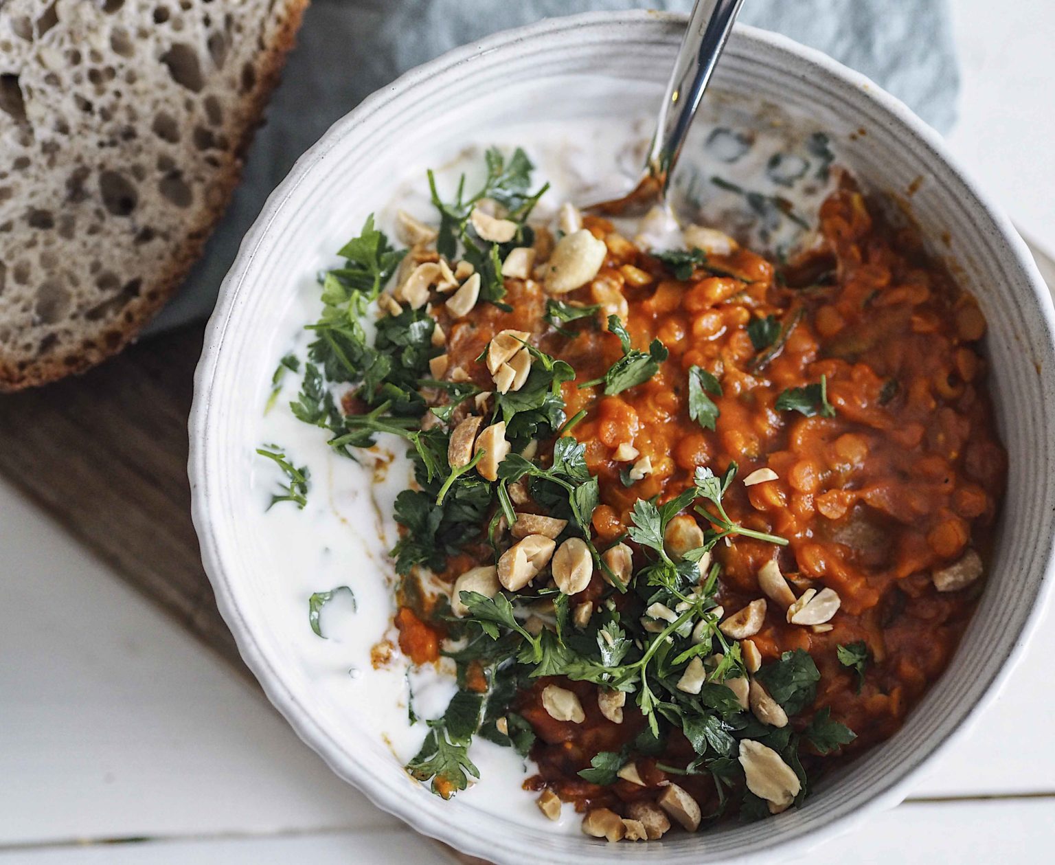 Indisk dahl med kokosmælk - varm og aromatisk gryde