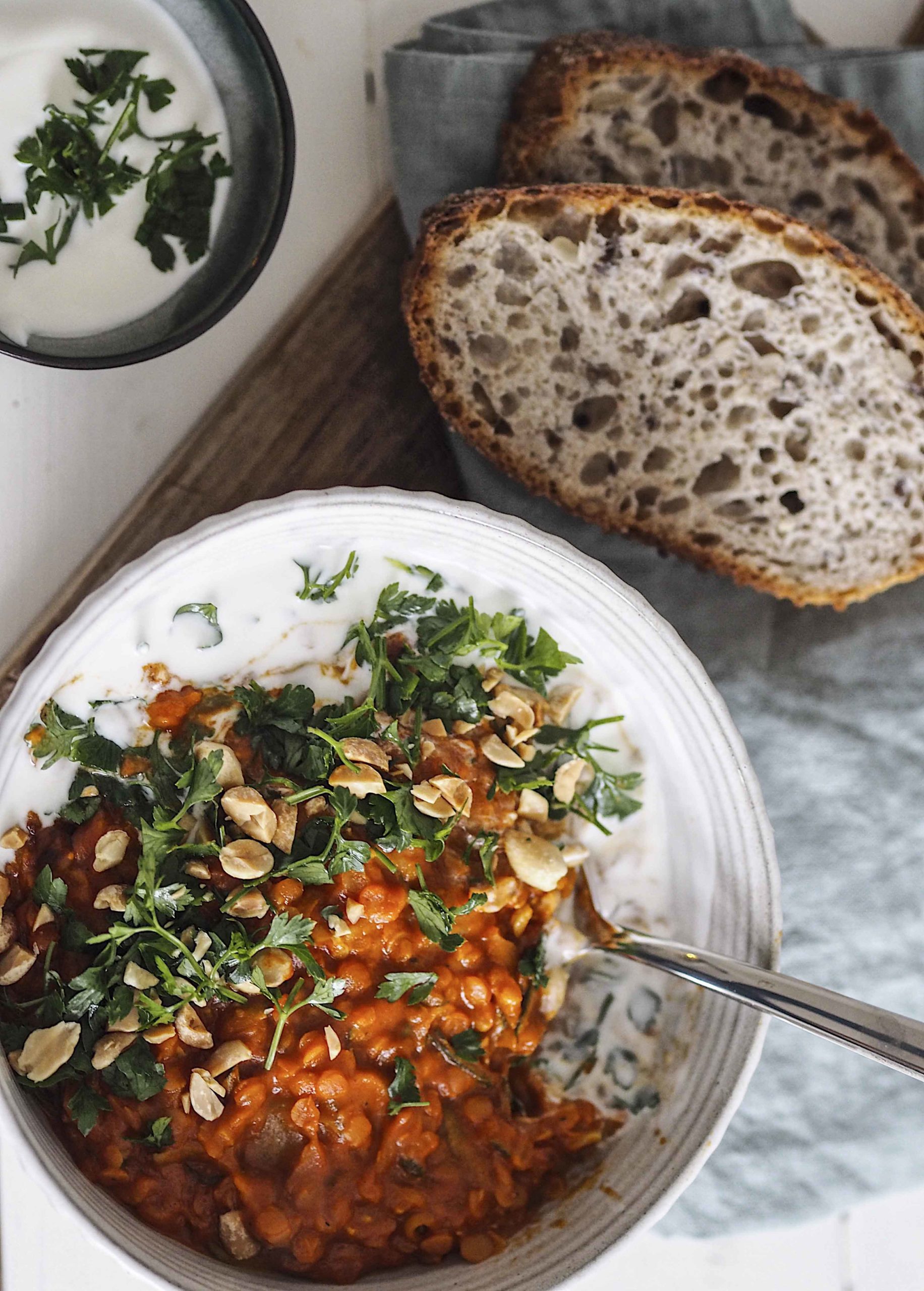 Indisk dahl med kokosmælk - varm og aromatisk gryde