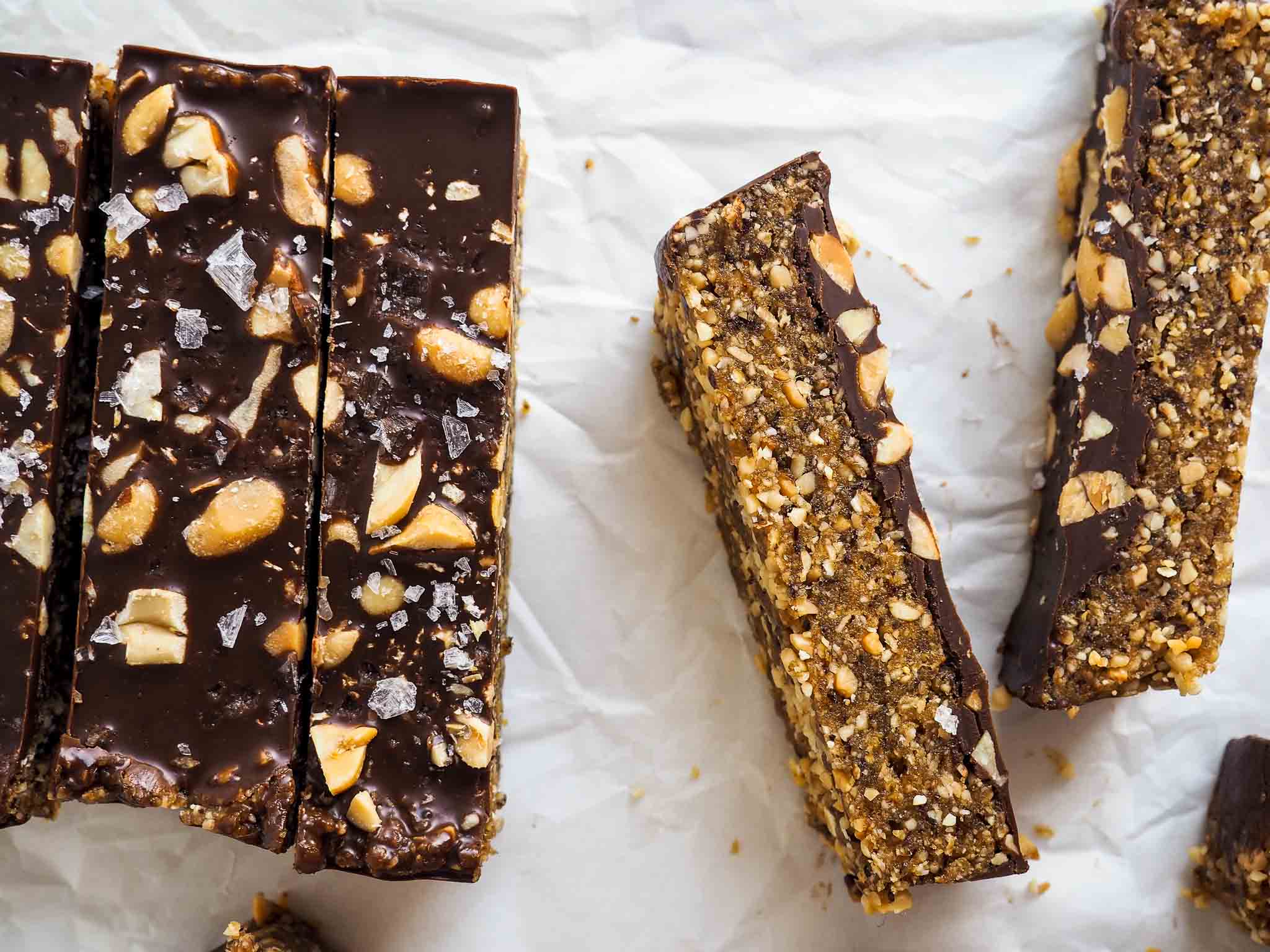 Sunde snickers med dadler og havregryn - nem snack!