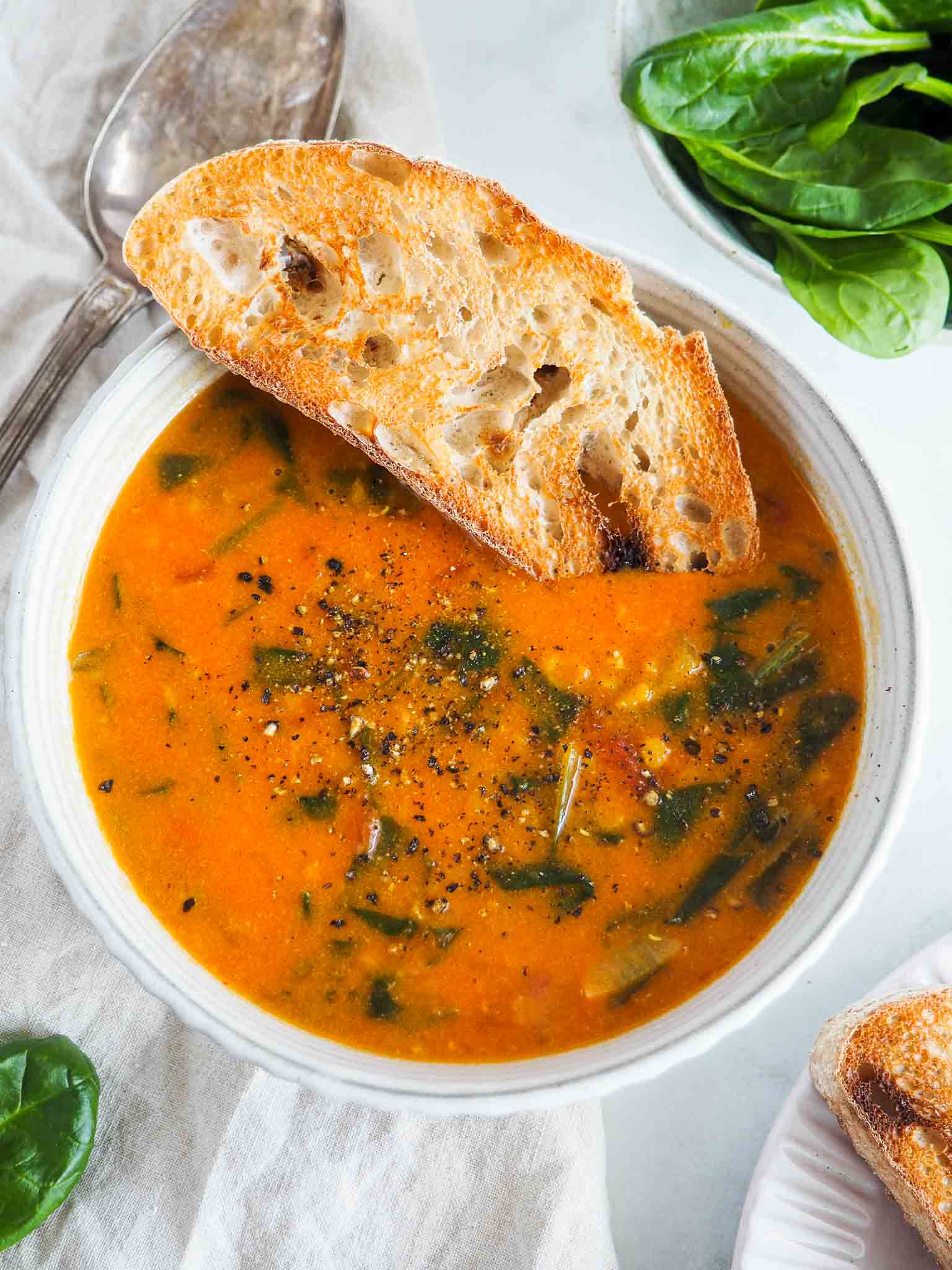 Linsesuppe - vegansk linsesuppe med kokosmælk og spinat