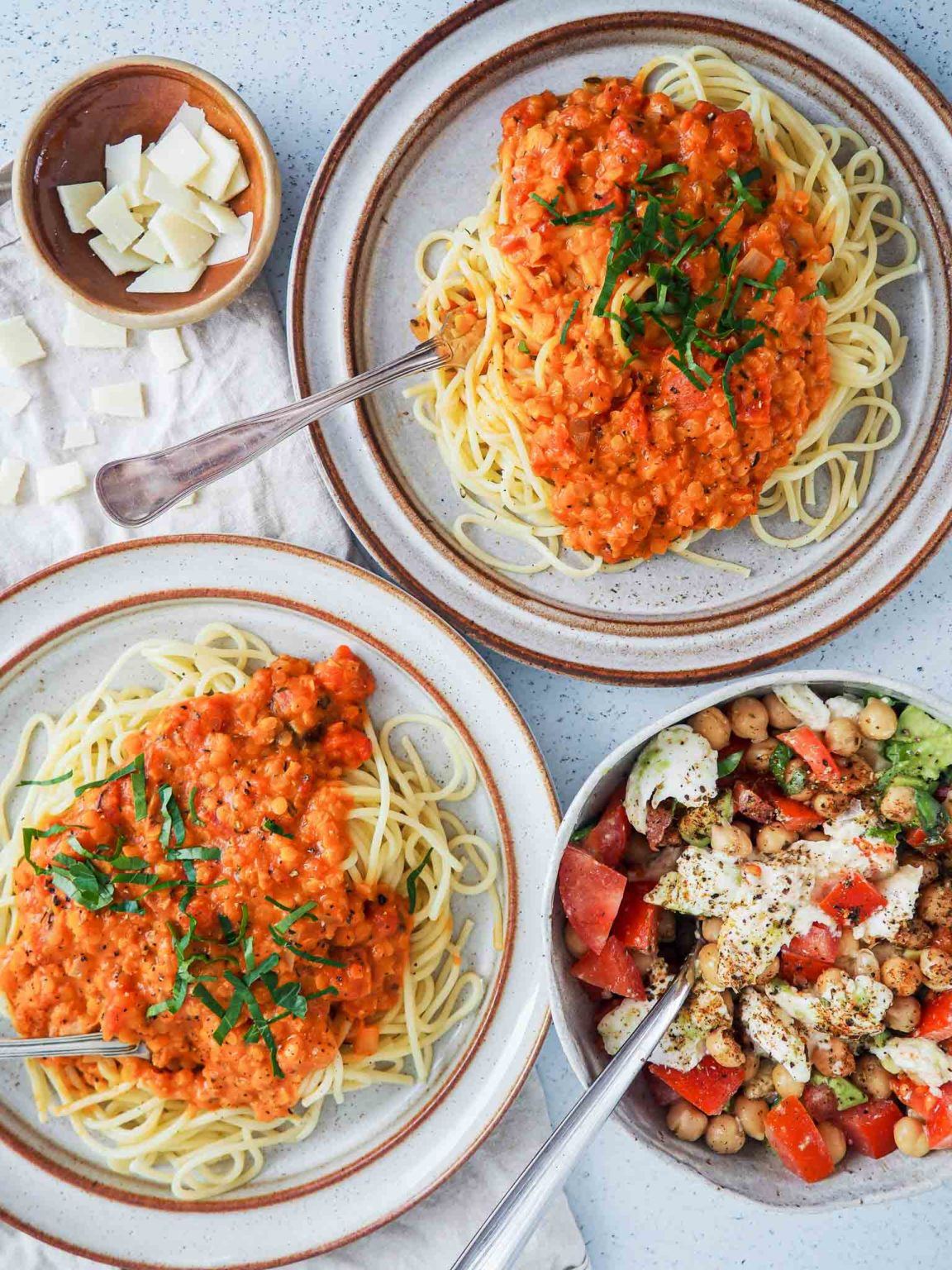 Tomatsovs med røde linser - lækker pastaret
