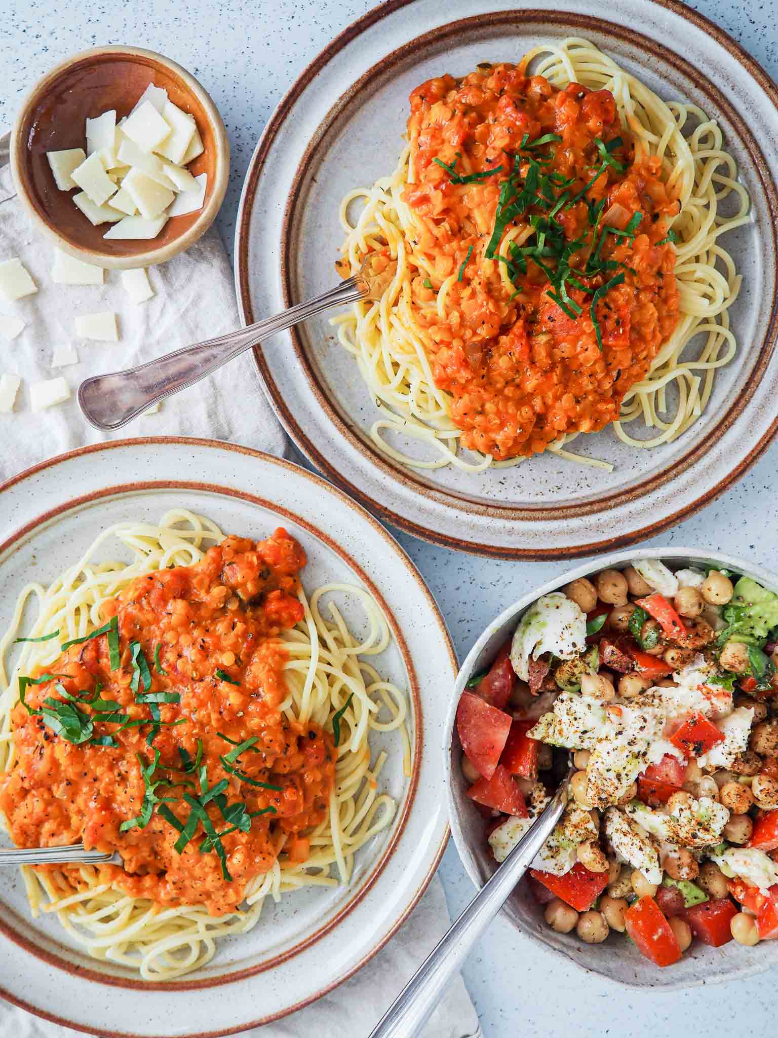 Tomatsovs med røde linser - lækker pastaret