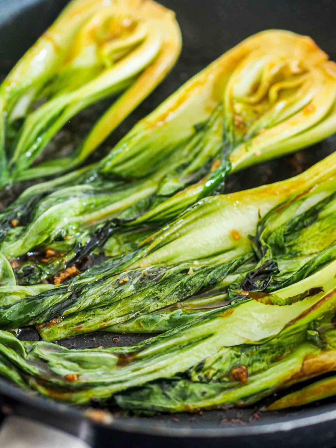 Stegt pak choi med asiatisk sauce - NEMT og lækkert tilbehør