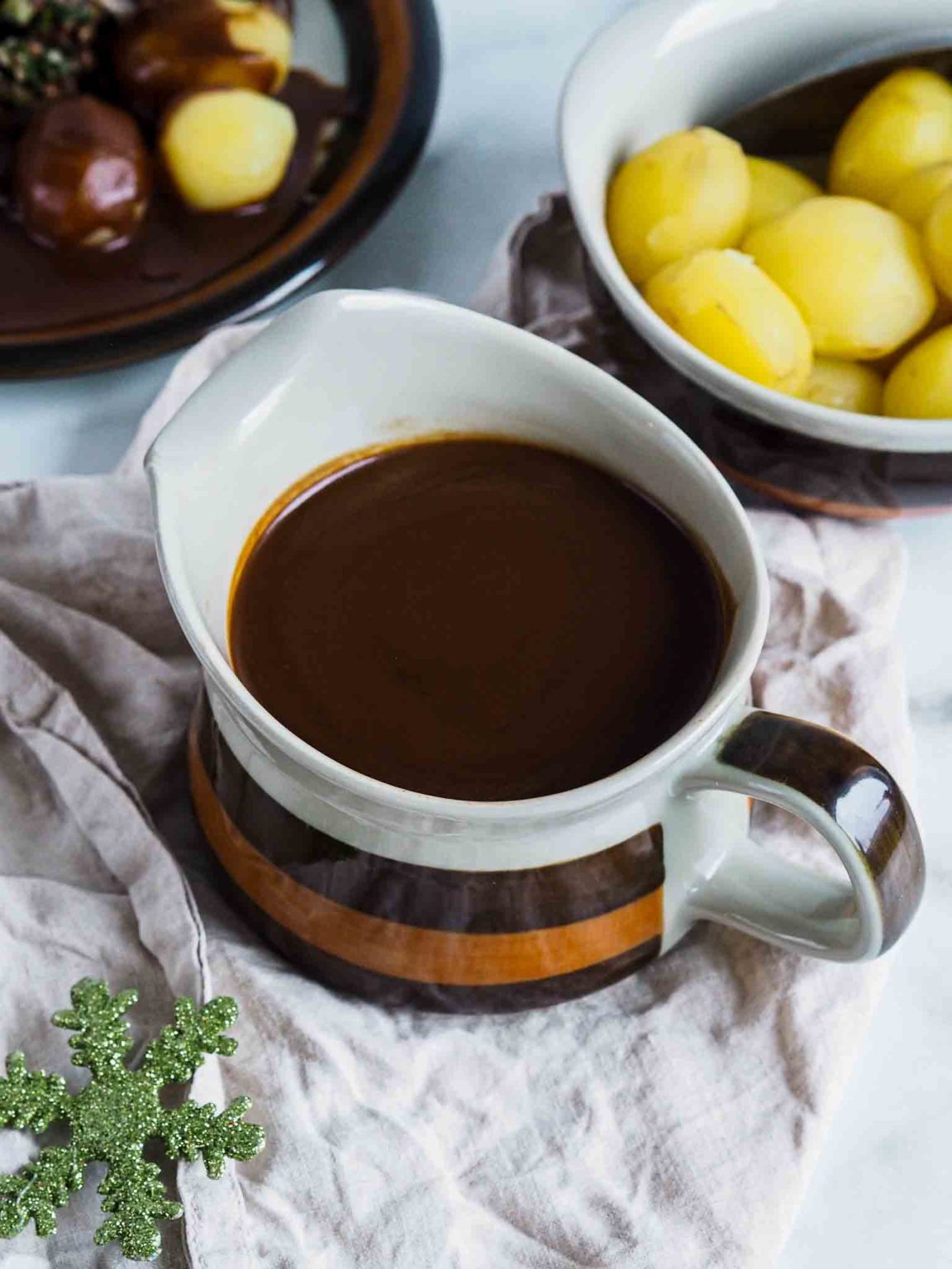 Vegetarisk brun sovs - fuld af god smag og umami