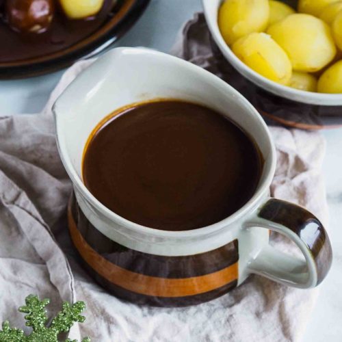 Vegetarisk brun sovs - fuld af god smag og umami