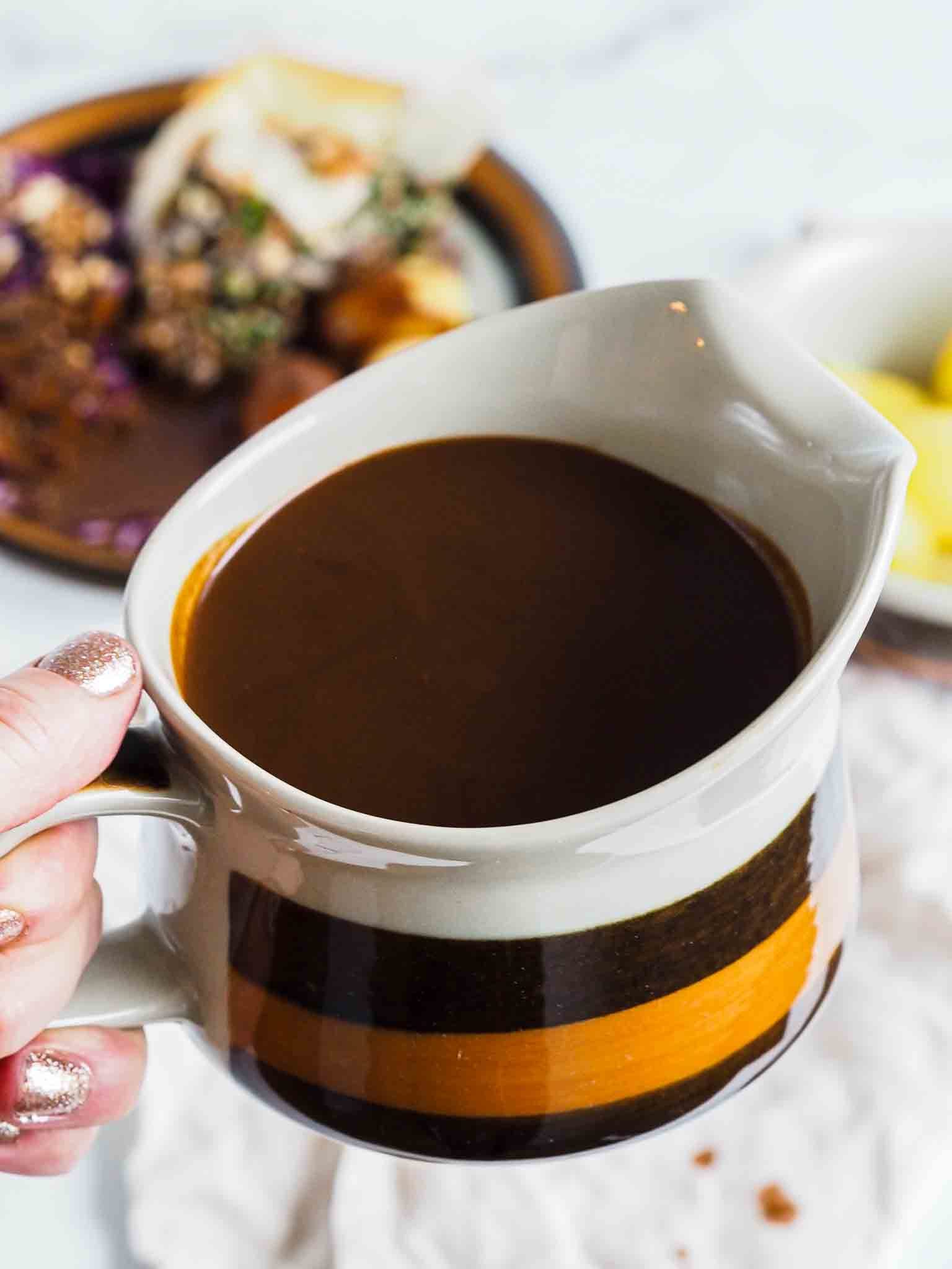 Vegetarisk brun sovs - fuld af god smag og umami