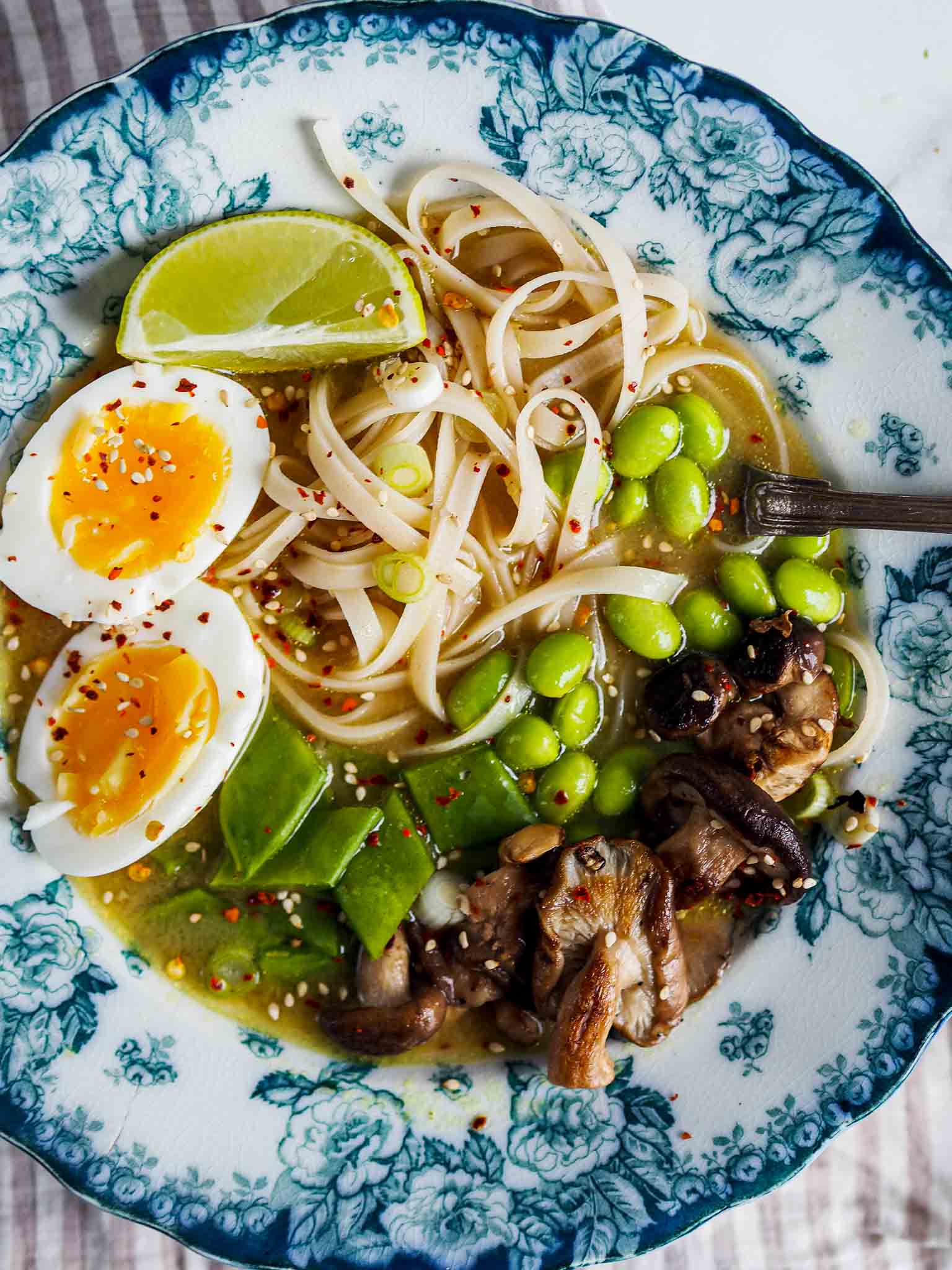 Vegetarisk misosuppe med grøntsager og æg