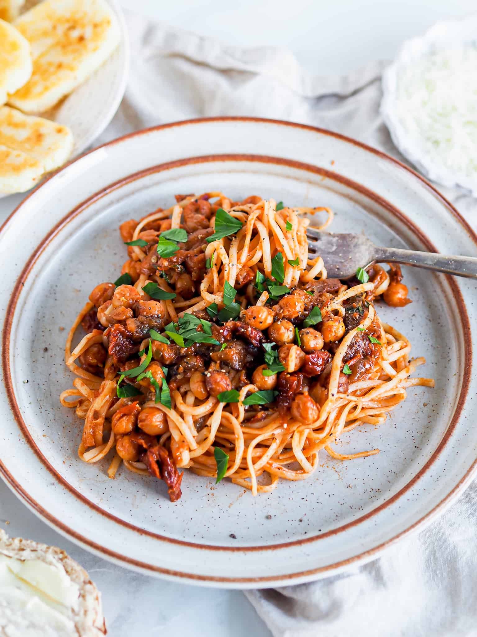 Vegetarisk pastaret med aubergine og kikærter