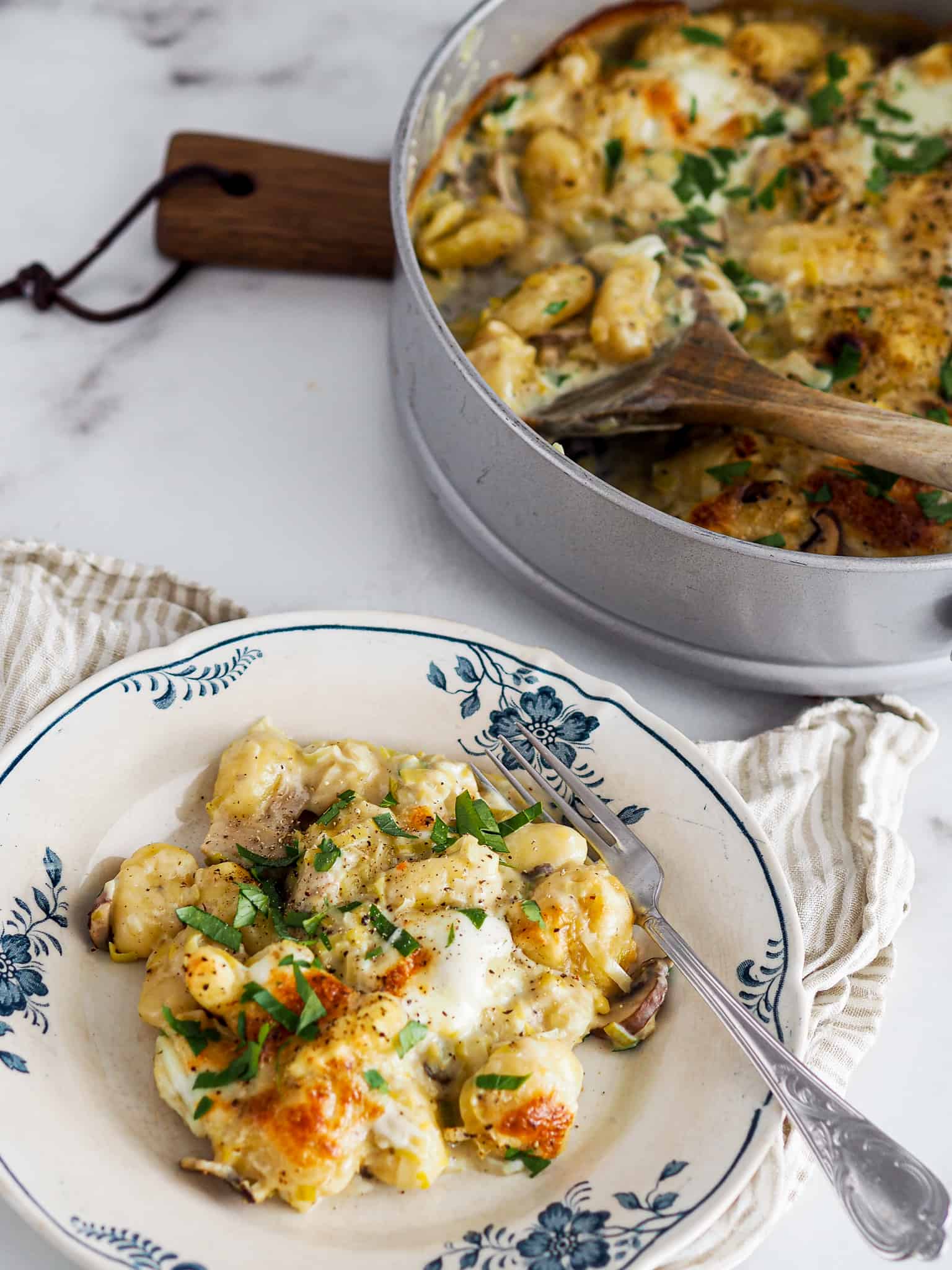 Ovnbagt gnocchi med porrer, svampe og smeltet ost