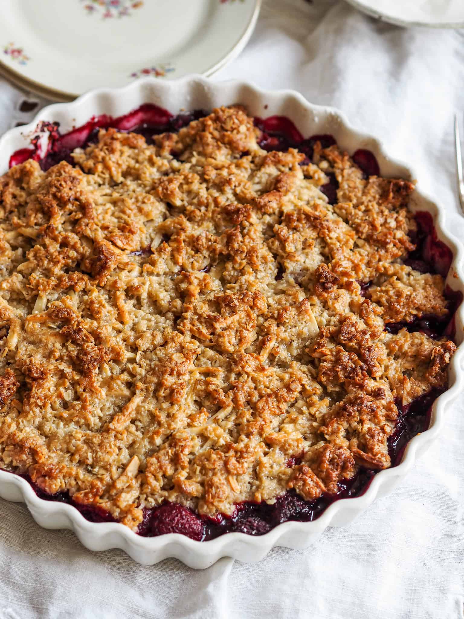 Verdens bedste hindbær crumble - med karamelliseret crumble